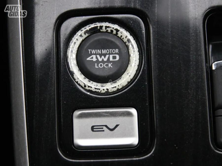 Black Mitsubishi Outlander 2016 in Vilnius, with an engine capacity of 2.00 L and mileage of 186 thousand km for 14799 €, photo 31 on AUTOMOTO.COM.LV
