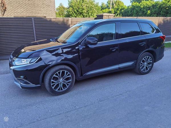 Black Mitsubishi Outlander 2016 in Kaunas, with an engine capacity of 0.00 L and mileage of 155 thousand km for 6900 €, photo 2 on AUTOMOTO.COM.LV