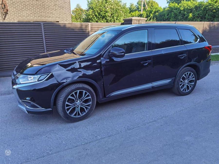 Black Mitsubishi Outlander 2016 in Kaunas, with an engine capacity of 0.00 L and mileage of 155 thousand km for 6900 €, photo 3 on AUTOMOTO.COM.LV