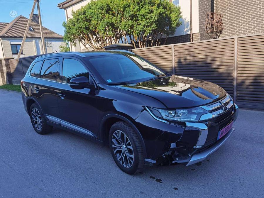 Black Mitsubishi Outlander 2016 in Kaunas, with an engine capacity of 0.00 L and mileage of 155 thousand km for 6900 €, photo 8 on AUTOMOTO.COM.LV