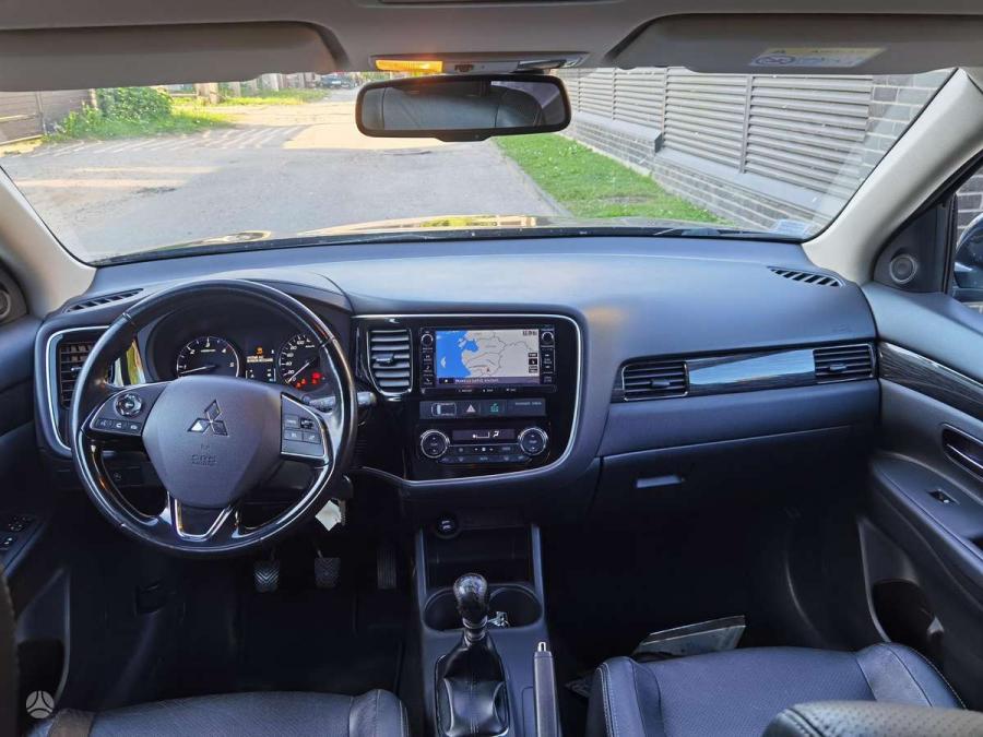 Black Mitsubishi Outlander 2016 in Kaunas, with an engine capacity of 0.00 L and mileage of 155 thousand km for 6900 €, photo 13 on AUTOMOTO.COM.LV