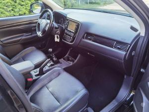 Black Mitsubishi Outlander 2016 in Kaunas, with an engine capacity of 0.00 L and mileage of 155 thousand km for 6900 €, photo 15 on AUTOMOTO.COM.LV