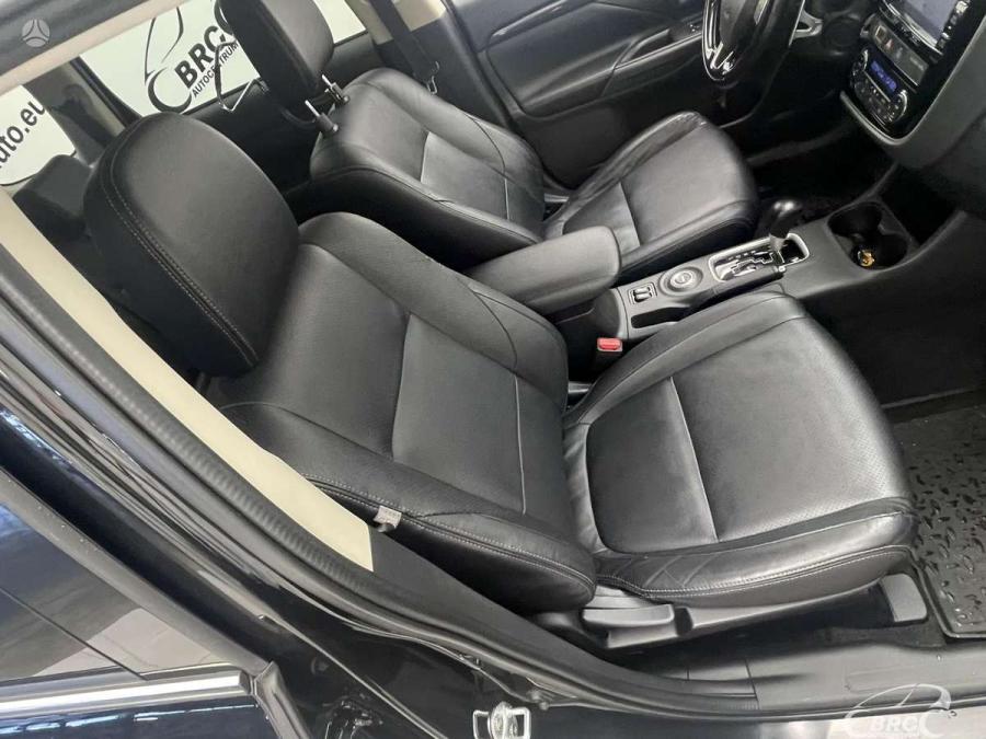 Black Mitsubishi Outlander 2016 in Vilnius, with an engine capacity of 2.00 L and mileage of 84 thousand km for 12500 €, photo 7 on AUTOMOTO.COM.LV