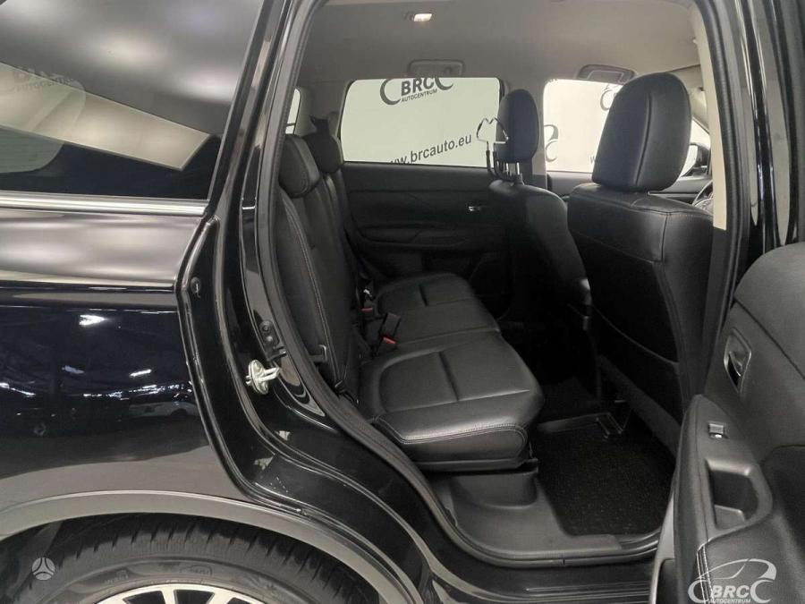 Black Mitsubishi Outlander 2016 in Vilnius, with an engine capacity of 2.00 L and mileage of 84 thousand km for 12500 €, photo 11 on AUTOMOTO.COM.LV