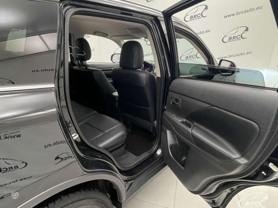 Black Mitsubishi Outlander 2016 in Vilnius, with an engine capacity of 2.00 L and mileage of 84 thousand km for 12500 €, photo 14 on AUTOMOTO.COM.LV