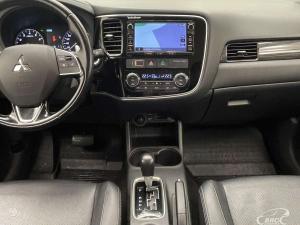 Black Mitsubishi Outlander 2016 in Vilnius, with an engine capacity of 2.00 L and mileage of 84 thousand km for 12500 €, photo 17 on AUTOMOTO.COM.LV