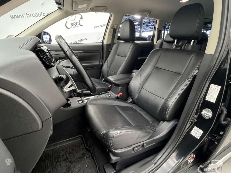 Black Mitsubishi Outlander 2016 in Vilnius, with an engine capacity of 2.00 L and mileage of 84 thousand km for 12500 €, photo 25 on AUTOMOTO.COM.LV