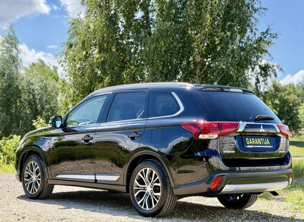 Black Mitsubishi Outlander 2016 in Siauliai, with an engine capacity of 2.30 L and mileage of 192 thousand km for 13200 €, photo 3 on AUTOMOTO.COM.LV