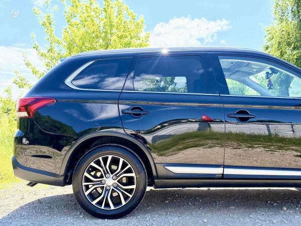 Black Mitsubishi Outlander 2016 in Siauliai, with an engine capacity of 2.30 L and mileage of 192 thousand km for 13200 €, photo 9 on AUTOMOTO.COM.LV