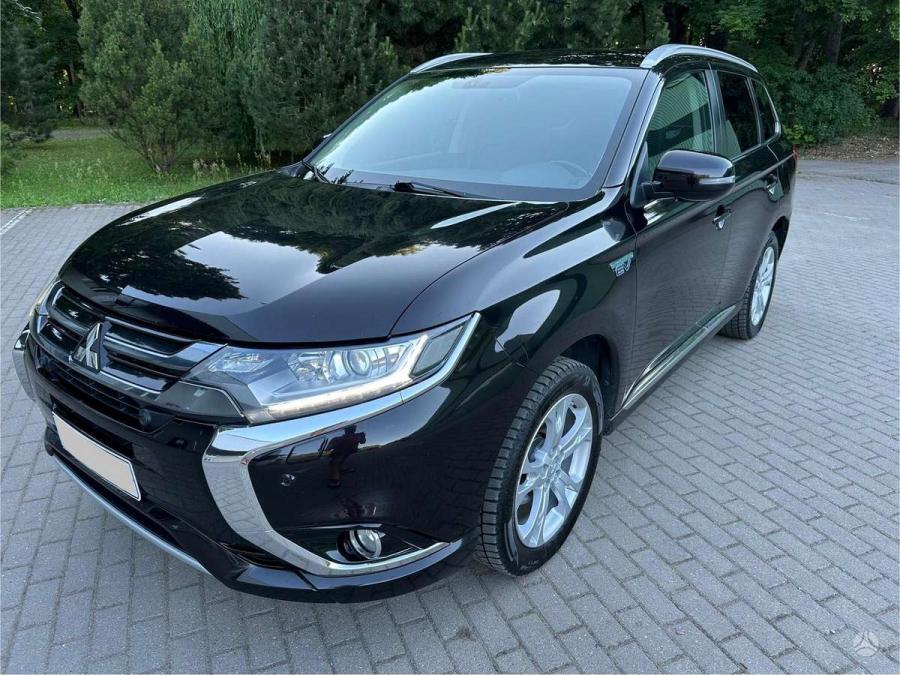 Black Mitsubishi Outlander 2016 in Panevezys, with an engine capacity of 2.00 L and mileage of 224 thousand km for 9850 €, photo 1 on AUTOMOTO.COM.LV