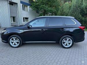 Black Mitsubishi Outlander 2016 in Panevezys, with an engine capacity of 2.00 L and mileage of 224 thousand km for 9850 €, photo 3 on AUTOMOTO.COM.LV