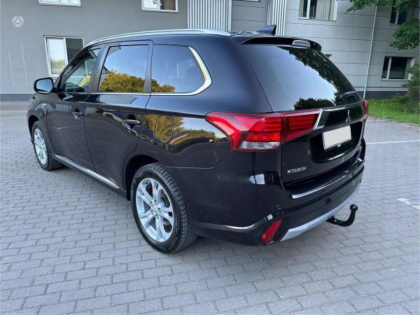 Melns Mitsubishi Outlander 2016 Panevēža, ar dzinēja tilpumu 2.00 L un nobraukumu 224 tūkst. km par 9850 €, foto 3 vietnē AUTOMOTO.COM.LV