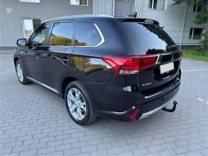 Black Mitsubishi Outlander 2016 in Panevezys, with an engine capacity of 2.00 L and mileage of 224 thousand km for 9850 €, photo 4 on AUTOMOTO.COM.LV