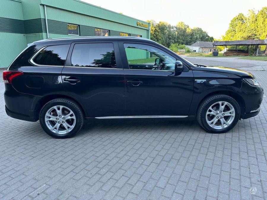 Black Mitsubishi Outlander 2016 in Panevezys, with an engine capacity of 2.00 L and mileage of 224 thousand km for 9850 €, photo 6 on AUTOMOTO.COM.LV