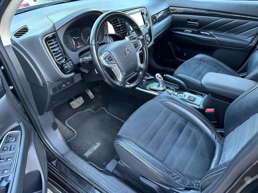 Black Mitsubishi Outlander 2016 in Panevezys, with an engine capacity of 2.00 L and mileage of 224 thousand km for 9850 €, photo 8 on AUTOMOTO.COM.LV
