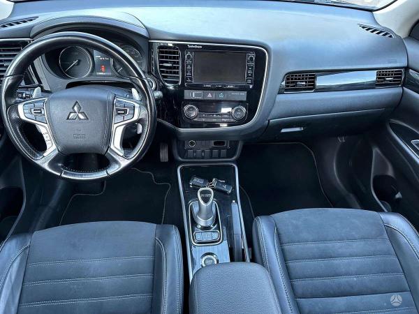 Melns Mitsubishi Outlander 2016 Panevēža, ar dzinēja tilpumu 2.00 L un nobraukumu 224 tūkst. km par 9850 €, foto 9 vietnē AUTOMOTO.COM.LV