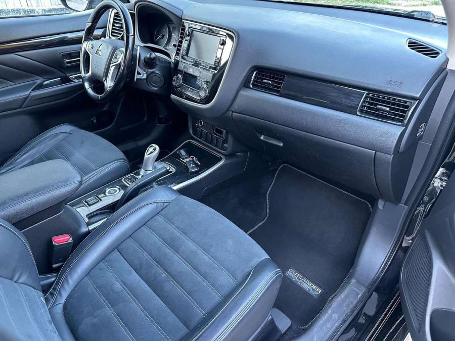 Black Mitsubishi Outlander 2016 in Panevezys, with an engine capacity of 2.00 L and mileage of 224 thousand km for 9850 €, photo 11 on AUTOMOTO.COM.LV