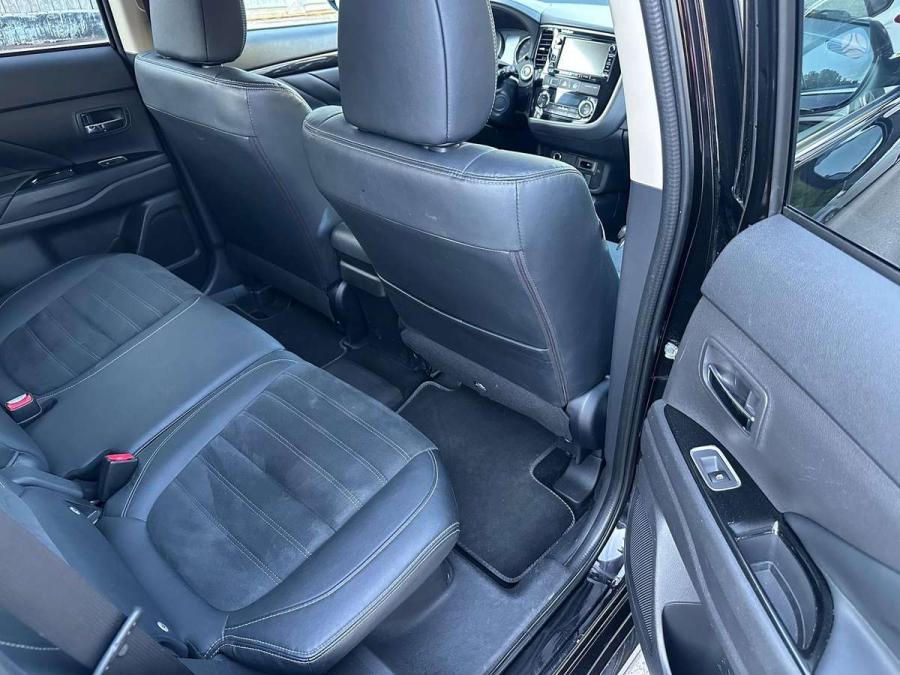 Black Mitsubishi Outlander 2016 in Panevezys, with an engine capacity of 2.00 L and mileage of 224 thousand km for 9850 €, photo 12 on AUTOMOTO.COM.LV