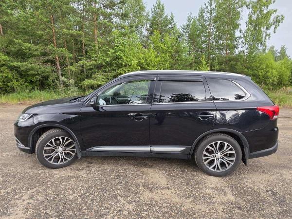 Black Mitsubishi Outlander 2016 in Visaginas, with an engine capacity of 2.27 L and mileage of 121 thousand km for 13600 €, photo 3 on AUTOMOTO.COM.LV