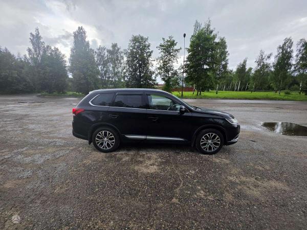 Black Mitsubishi Outlander 2016 in Visaginas, with an engine capacity of 2.27 L and mileage of 121 thousand km for 13600 €, photo 6 on AUTOMOTO.COM.LV