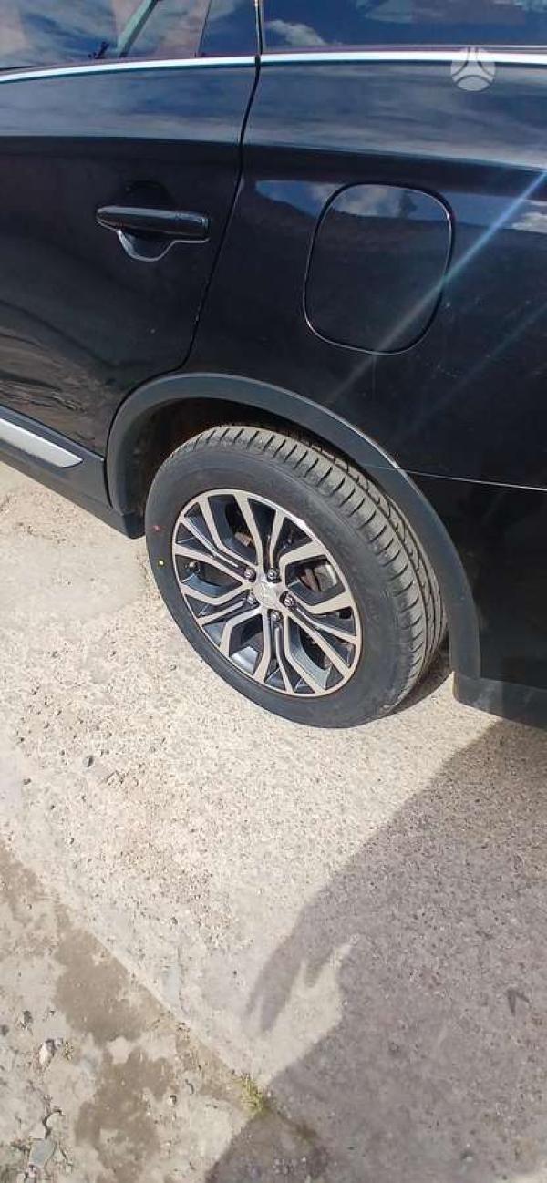 Black Mitsubishi Outlander 2016 in Visaginas, with an engine capacity of 2.27 L and mileage of 121 thousand km for 13600 €, photo 8 on AUTOMOTO.COM.LV