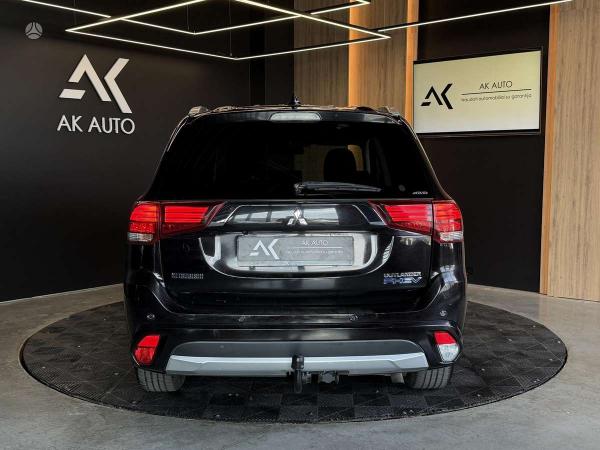 Black Mitsubishi Outlander 2016 in Kaunas, with an engine capacity of 2.00 L and mileage of 101 thousand km for 15990 €, photo 9 on AUTOMOTO.COM.LV