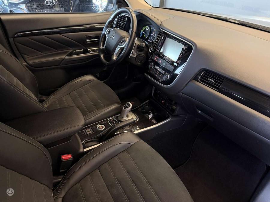 Melns Mitsubishi Outlander 2016 Kauņa, ar dzinēja tilpumu 2.00 L un nobraukumu 101 tūkst. km par 15990 €, foto 18 vietnē AUTOMOTO.COM.LV