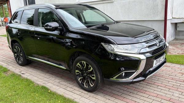 Black Mitsubishi Outlander 2016 in Siauliai, with an engine capacity of 2.00 L and mileage of 200 thousand km for 4900 €, photo 3 on AUTOMOTO.COM.LV