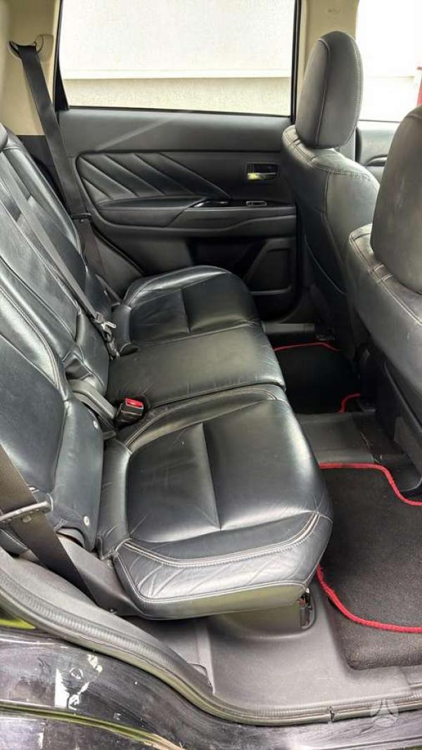 Black Mitsubishi Outlander 2016 in Siauliai, with an engine capacity of 2.00 L and mileage of 200 thousand km for 4900 €, photo 7 on AUTOMOTO.COM.LV