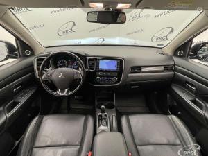 Black Mitsubishi Outlander 2016 in Vilnius, with an engine capacity of 2.00 L and mileage of 84 thousand km for 12000 €, photo 5 on AUTOMOTO.COM.LV