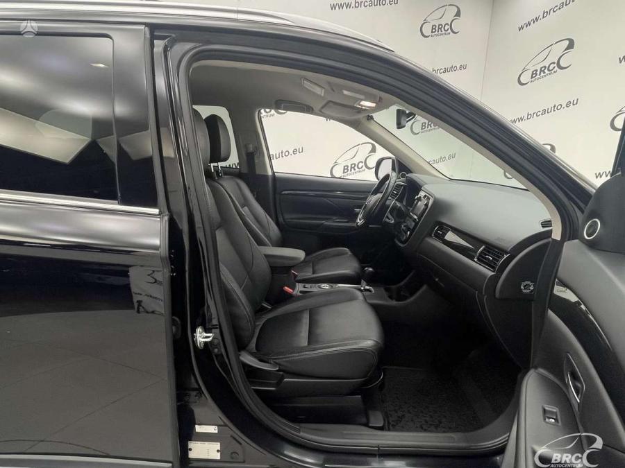 Black Mitsubishi Outlander 2016 in Vilnius, with an engine capacity of 2.00 L and mileage of 84 thousand km for 12000 €, photo 6 on AUTOMOTO.COM.LV