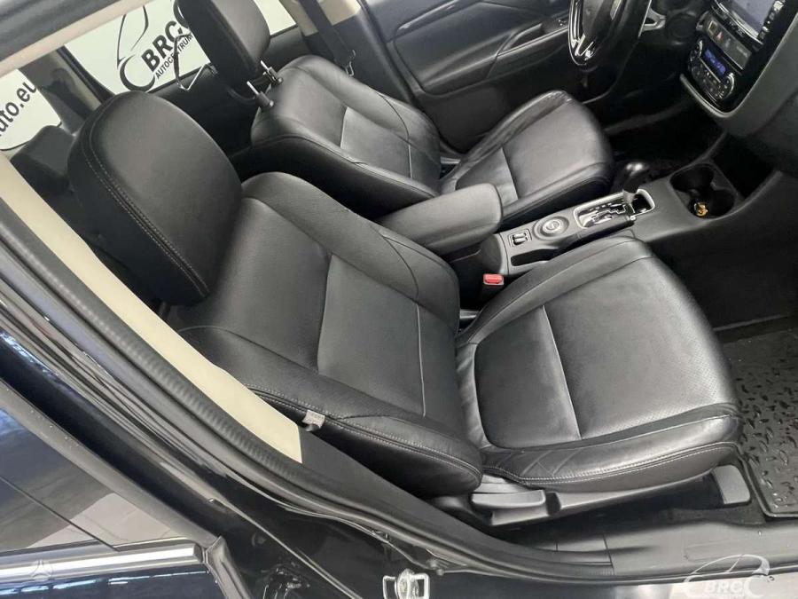 Black Mitsubishi Outlander 2016 in Vilnius, with an engine capacity of 2.00 L and mileage of 84 thousand km for 12000 €, photo 7 on AUTOMOTO.COM.LV