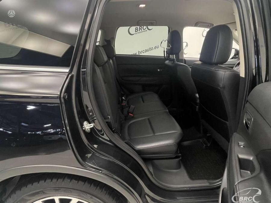 Black Mitsubishi Outlander 2016 in Vilnius, with an engine capacity of 2.00 L and mileage of 84 thousand km for 12000 €, photo 11 on AUTOMOTO.COM.LV