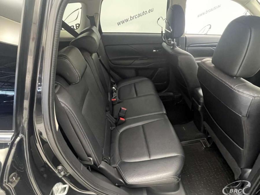 Black Mitsubishi Outlander 2016 in Vilnius, with an engine capacity of 2.00 L and mileage of 84 thousand km for 12000 €, photo 12 on AUTOMOTO.COM.LV
