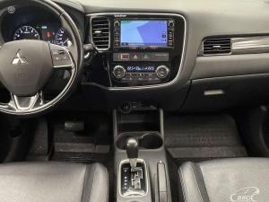 Black Mitsubishi Outlander 2016 in Vilnius, with an engine capacity of 2.00 L and mileage of 84 thousand km for 12000 €, photo 17 on AUTOMOTO.COM.LV