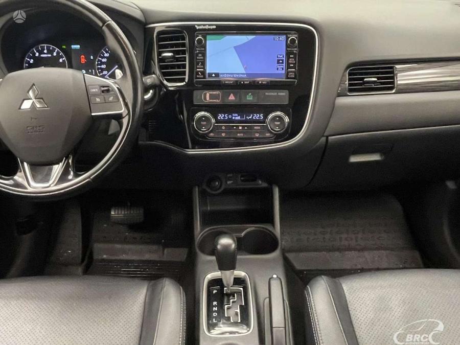 Black Mitsubishi Outlander 2016 in Vilnius, with an engine capacity of 2.00 L and mileage of 84 thousand km for 12000 €, photo 17 on AUTOMOTO.COM.LV