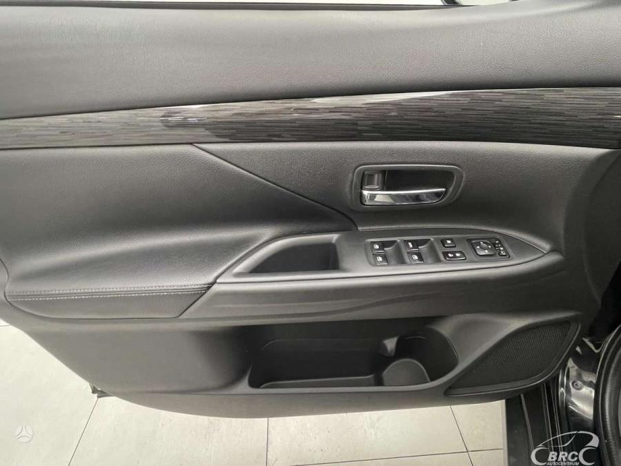 Black Mitsubishi Outlander 2016 in Vilnius, with an engine capacity of 2.00 L and mileage of 84 thousand km for 12000 €, photo 22 on AUTOMOTO.COM.LV