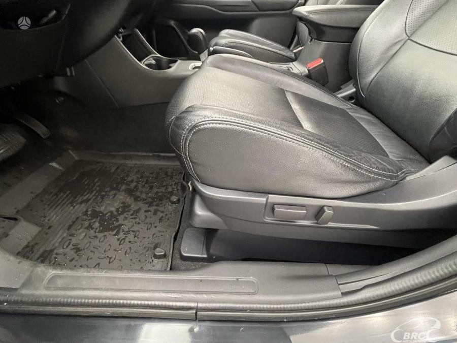 Black Mitsubishi Outlander 2016 in Vilnius, with an engine capacity of 2.00 L and mileage of 84 thousand km for 12000 €, photo 24 on AUTOMOTO.COM.LV