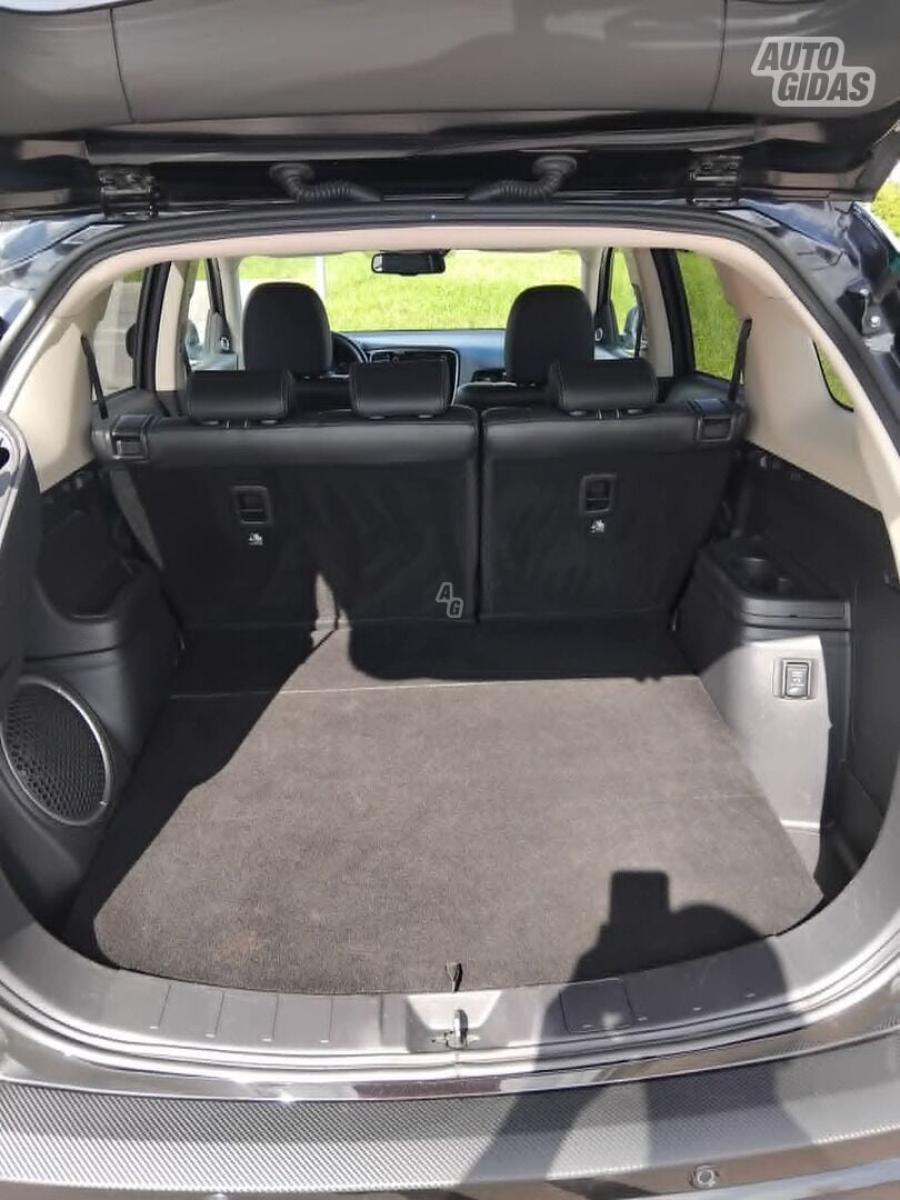 Melns Mitsubishi Outlander 2016 Palanga, ar dzinēja tilpumu 2.00 L un nobraukumu 167 tūkst. km par 12250 €, foto 10 vietnē AUTOMOTO.COM.LV