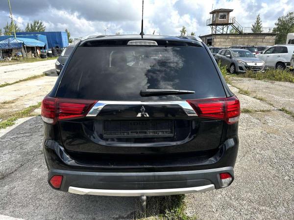 Black Mitsubishi Outlander 2016 in Siauliai, with an engine capacity of 2.20 L and mileage of 184 thousand km for 10500 €, photo 8 on AUTOMOTO.COM.LV