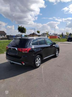 Black Mitsubishi Outlander 2016 in Palanga, with an engine capacity of 2.00 L and mileage of 167 thousand km for 12150 €, photo 3 on AUTOMOTO.COM.LV