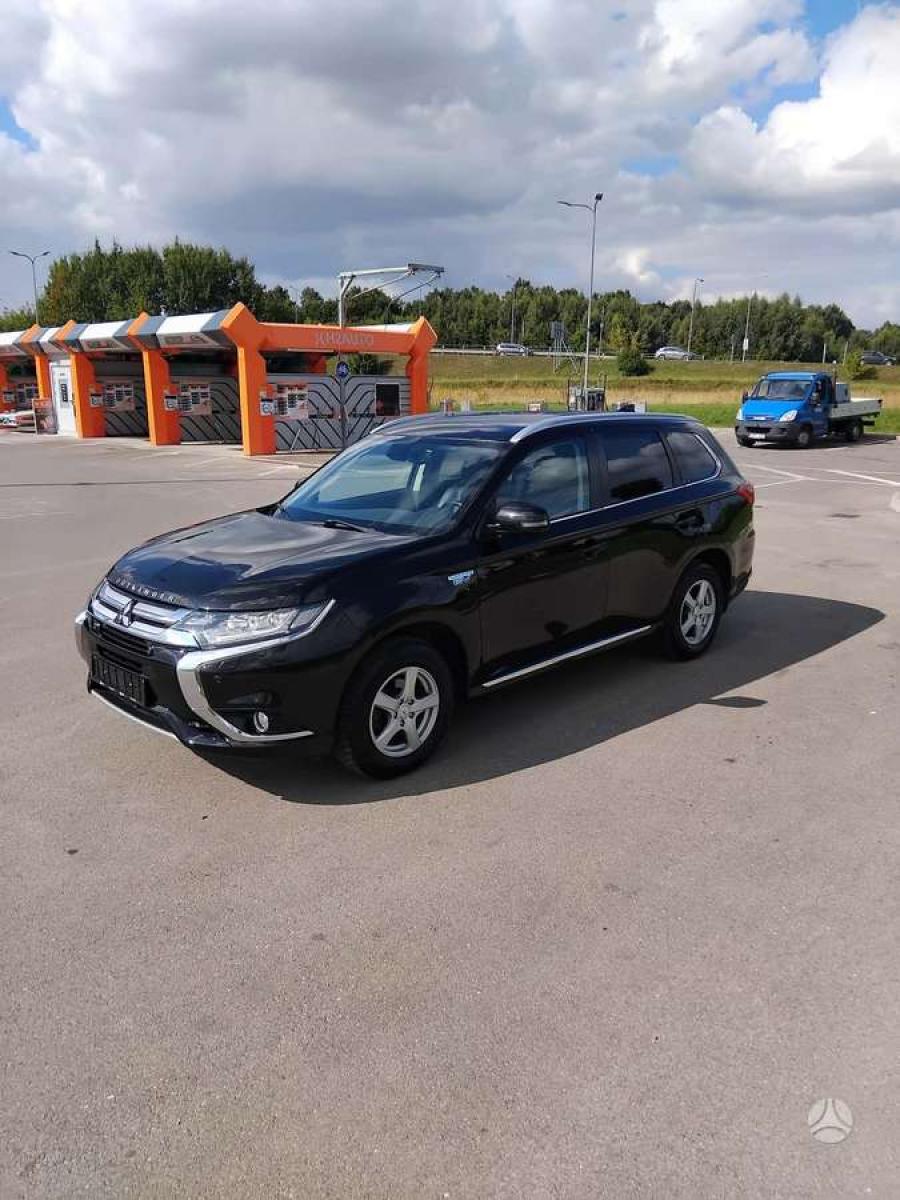 Black Mitsubishi Outlander 2016 in Palanga, with an engine capacity of 2.00 L and mileage of 167 thousand km for 12150 €, photo 4 on AUTOMOTO.COM.LV