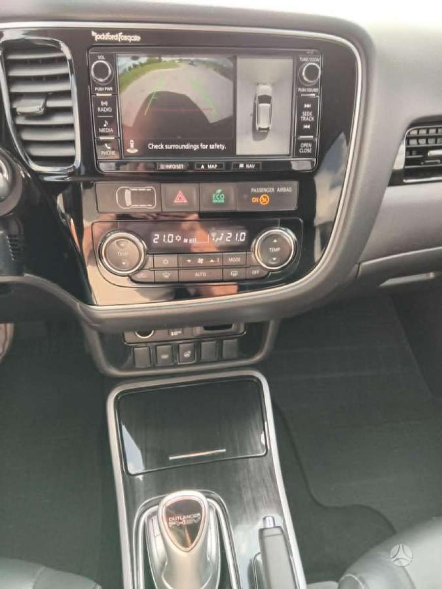 Black Mitsubishi Outlander 2016 in Palanga, with an engine capacity of 2.00 L and mileage of 167 thousand km for 12150 €, photo 6 on AUTOMOTO.COM.LV
