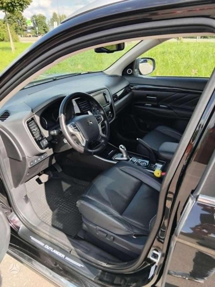 Black Mitsubishi Outlander 2016 in Palanga, with an engine capacity of 2.00 L and mileage of 167 thousand km for 12150 €, photo 8 on AUTOMOTO.COM.LV