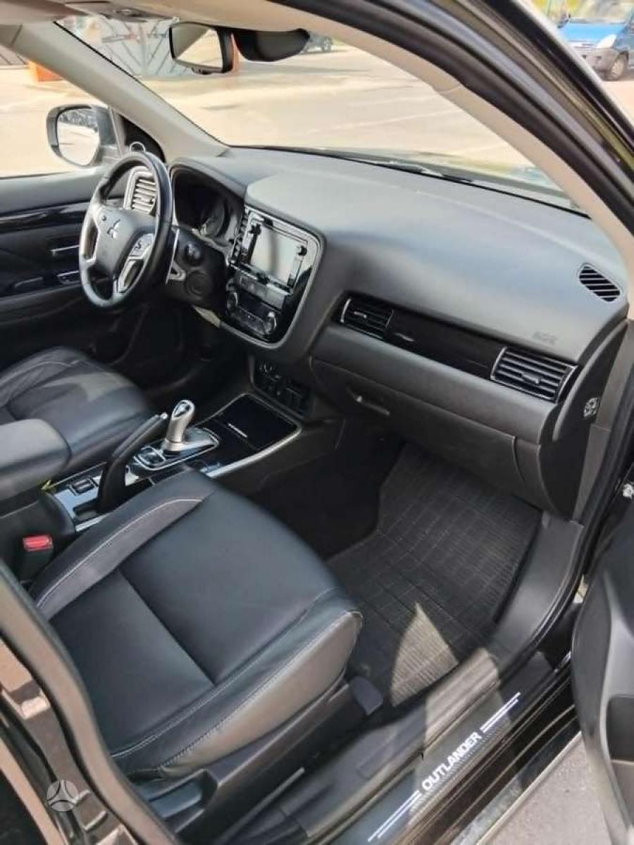 Black Mitsubishi Outlander 2016 in Palanga, with an engine capacity of 2.00 L and mileage of 167 thousand km for 12150 €, photo 9 on AUTOMOTO.COM.LV