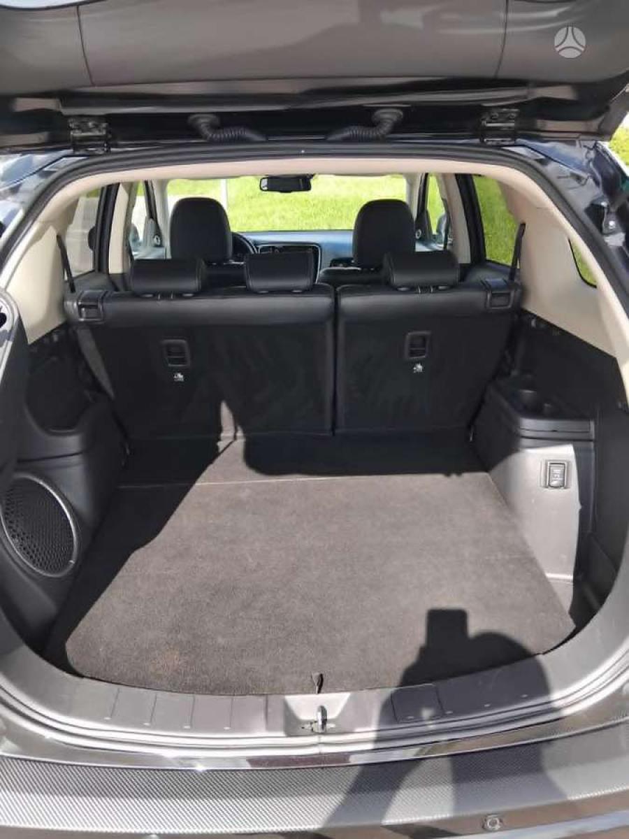 Black Mitsubishi Outlander 2016 in Palanga, with an engine capacity of 2.00 L and mileage of 167 thousand km for 12150 €, photo 10 on AUTOMOTO.COM.LV