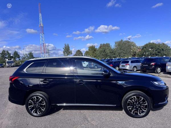 Black Mitsubishi Outlander 2016 in Alytus, with an engine capacity of 2.00 L and mileage of 220 thousand km for 10900 €, photo 8 on AUTOMOTO.COM.LV