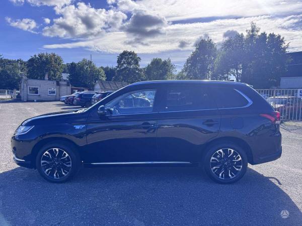 Black Mitsubishi Outlander 2016 in Alytus, with an engine capacity of 2.00 L and mileage of 220 thousand km for 10900 €, photo 9 on AUTOMOTO.COM.LV