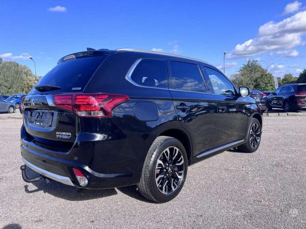 Black Mitsubishi Outlander 2016 in Alytus, with an engine capacity of 2.00 L and mileage of 220 thousand km for 10900 €, photo 10 on AUTOMOTO.COM.LV