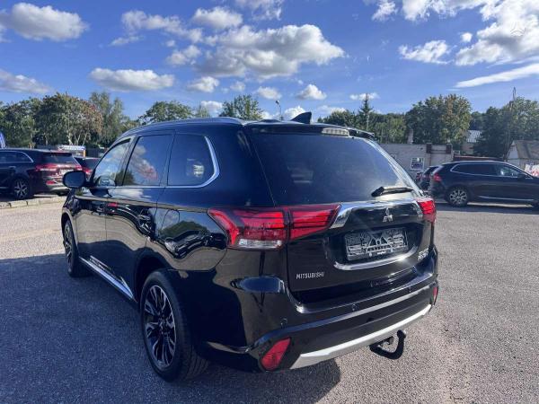 Black Mitsubishi Outlander 2016 in Alytus, with an engine capacity of 2.00 L and mileage of 220 thousand km for 10900 €, photo 11 on AUTOMOTO.COM.LV